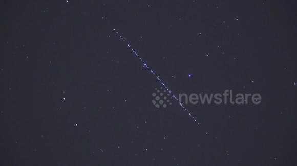Spectacularly bright new Starlink 'satellite train' crosses night sky ...