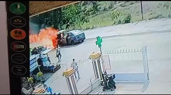 Moments a car Rammed Auto rickshaw causing CNG Cylinder on fire in ...