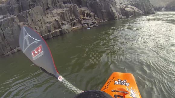 Brave kayaker in Zimbabwe chases crocodile after it steals his friend's ...