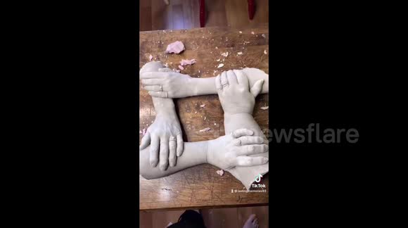 Canadian woman shows how she creates beautiful hand cast for mum and ...