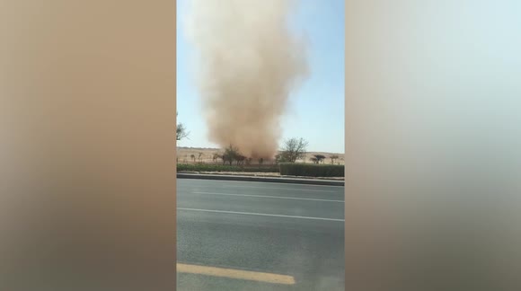 Filipino worker captures terrifying dust devil in highway in Saudi ...