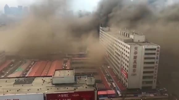 Scary footage shows cloud of thick smoke envelops a seafood market in ...