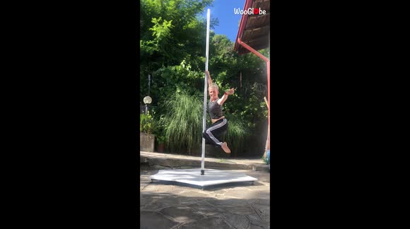 Amusing moment Italian pole dancer crashes to ground after losing her ...
