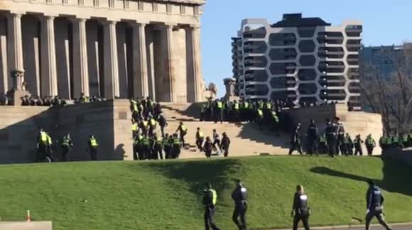 Australia: Riot police end standoff at Melbourne’s Shrine of ...