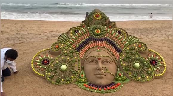 Indian artist creates stunning sand installation as tribute to Hindu ...