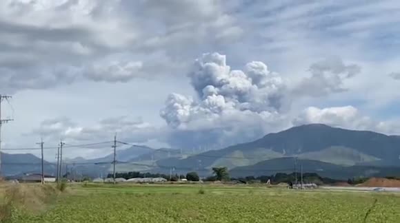 Japan: Mount Aso Volcano Erupts, Spews Thick Volcanic Ash Into The Sky ...