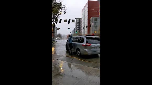 US: Traffic Lights Violently Sway As Bomb Cyclone Blasts West Coast ...