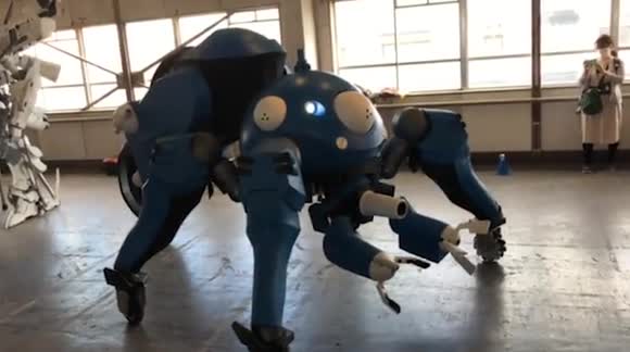 Mecha cosplay team make rideable full-scale Ghost in the Shell robot ...
