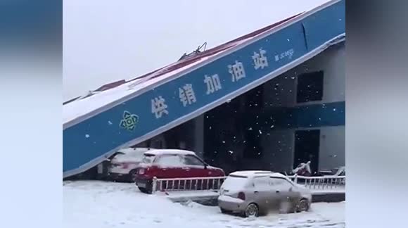 Petrol station collapses due to heavy snow in northern China - Buy ...