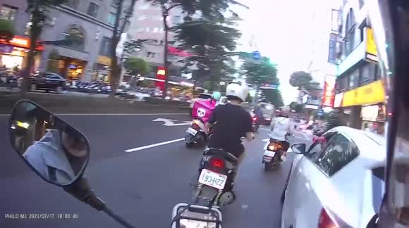 ROAD RAGE: Mazda driver blasts air horn at frustrated moped riders ...