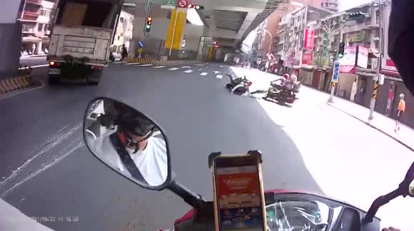 ACCIDENT / FAIL: Careless moped rider skips a red light and rear-ends a ...