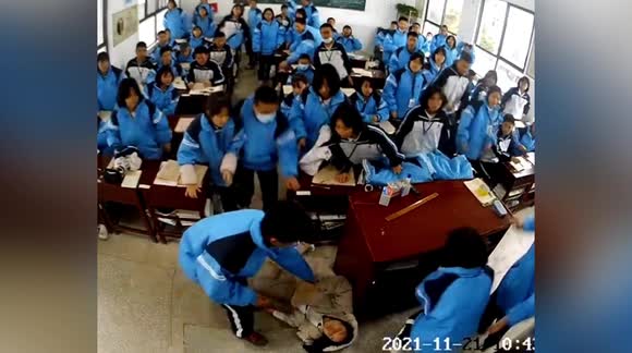 Students rush to help pregnant teacher after she fainted during class ...