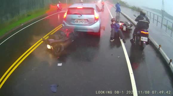ACCIDENT / FAIL: Speeding moped rider drives through massive puddle ...