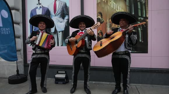'Jingle Bells' - a Mexican twist! Mariachi band performs on streets of ...