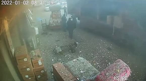 Box of bang snaps explodes as logistics workers unload parcels in China ...