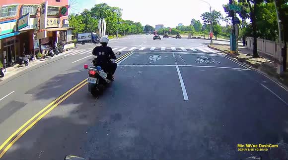 POLICE CHASE: Speeding moped rider skips red light and outruns the ...