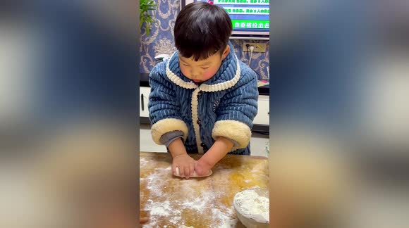 Boy born without fingers on left hand makes dumplings like a pro - Buy ...