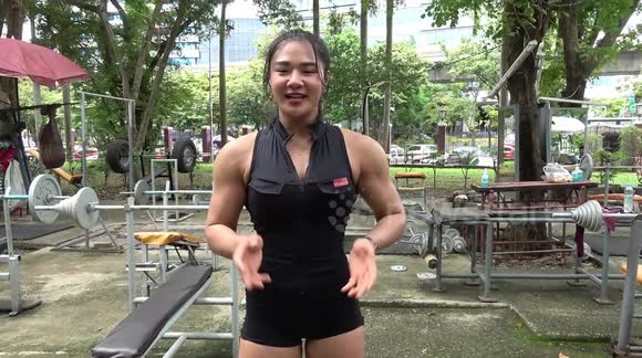 Thai Female bodybuilder explains how to tone leg muscles with squats ...