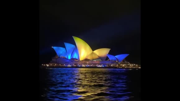 Sydney Opera House lights up in Ukrainian flag colors in solidarity ...
