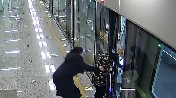 Train station employee prevents boy from getting trapped in between ...
