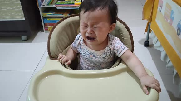 Baby stops crying instantly right after she is given a $50 buck money ...