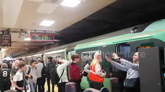 Rail enthusiasts bid farewell to Southern Rail Class 455 train on last ...