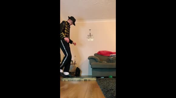 Michael Jackson fan shows how to recreate iconic "Smooth Criminal" lean ...