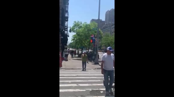 Your Neighborhood Friendly Spiderman: Spiderman found climbing street ...