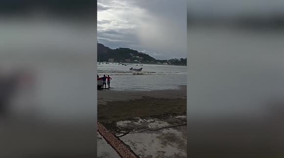 Boat riders launched from their seats in funny docking fail in ...