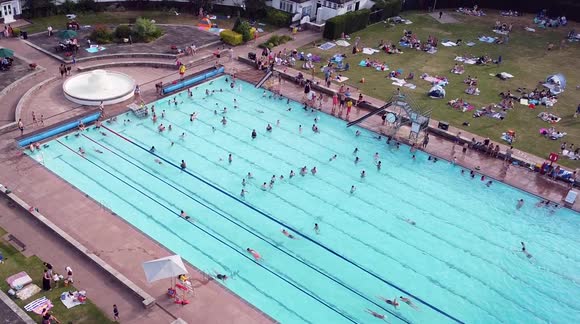 UK heatwave: Drone footage of hundreds hitting outdoor lido in ...