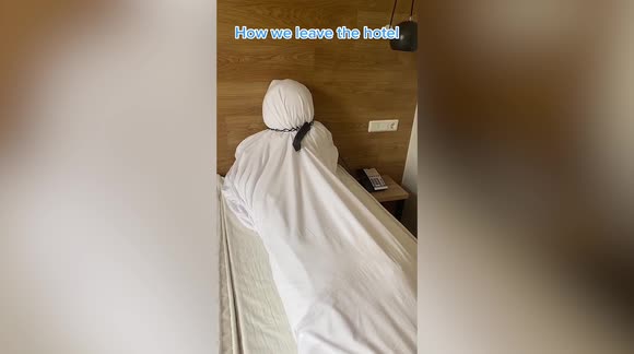 Brothers prank hotel staff by making their room towels and pillows look ...