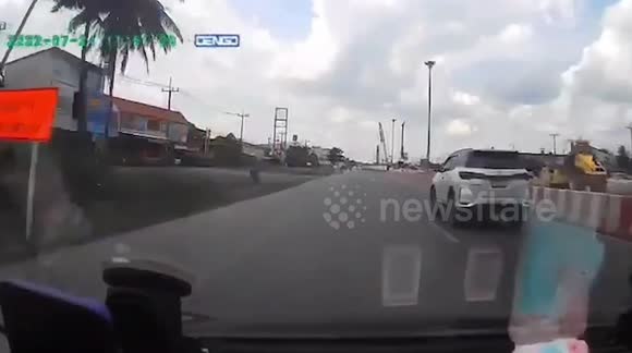 Quick-thinking river dodges falling bundle of steel rods on road in ...