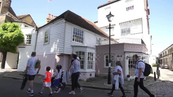 A walk from Hogarth Roundabout by the A4 in London along the River ...