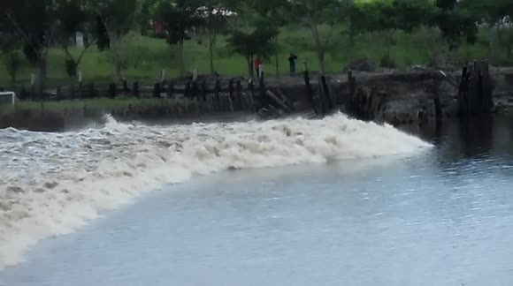 Tsunami like waves hit village in Indonesia (Tidal Bore) | Kampar River ...