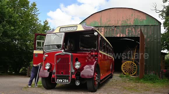 Retired bus driver buys 1949 bus for £650 and restores it to its former ...
