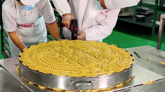 Giant mooncake made to welcome upcoming Mid-Autumn Festival in China ...
