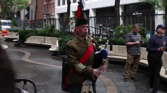New York: Bagpiper plays ‘God Bless America’ at 9/11 remembrance ...