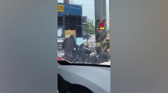 Amusing 'Batman’ rider spotted paying toll fees in the Philippines ...