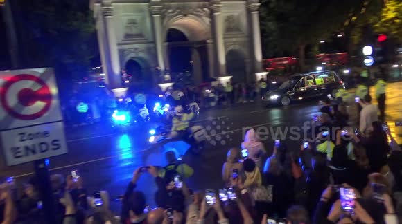 Queens coffin passes by Marble Arch as thousands wait on sidewalks ...