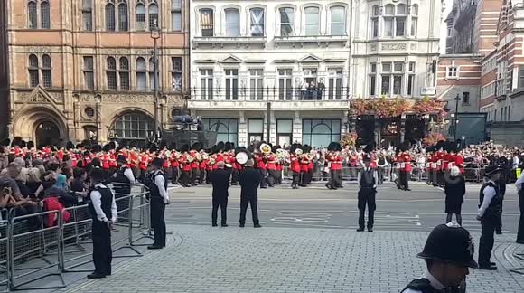 "Three cheers for the Queen!": mourners at procession clap for the late ...
