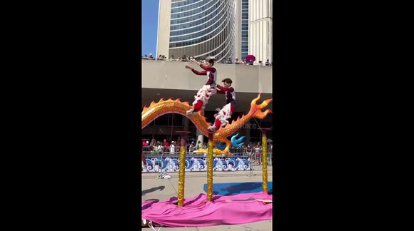 Dragon dancers show impressive choreography during Mid-Autumn Festival ...