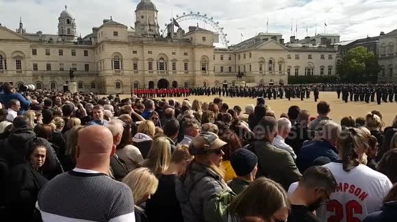 'God save the King': Crowd sings National Anthem in Horse Guards Parade ...