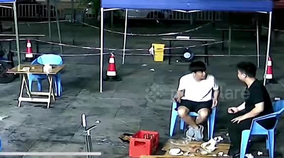 Hilarious moment table collapses as diners were eating their meals in ...