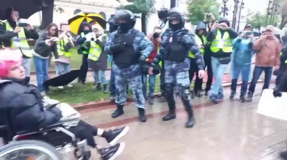 Russian riot police surround woman in a wheelchair amid mass-arrests at ...