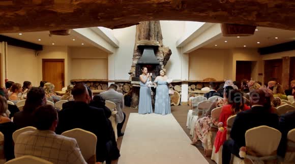 Jilted bride decides to carry on with her wedding without her groom ...