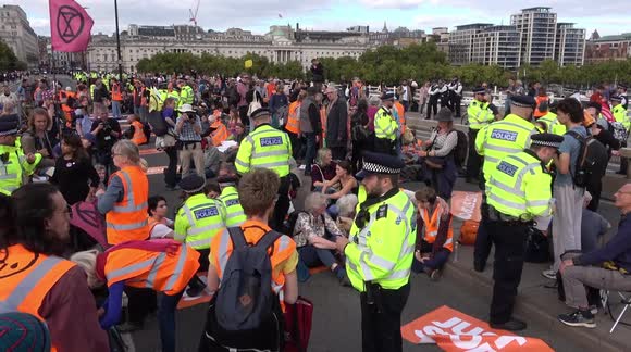 Dozens of protestors arrested as Just Stop Oil blockade Waterloo Bridge ...