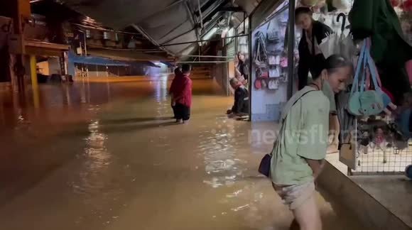 Flash floods hits local market after heavy rain at Thai-Myanmar border ...