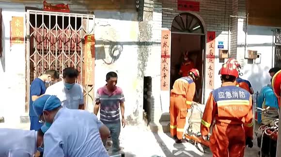 Firefighters rescue elderly woman trapped in narrow gap between walls ...