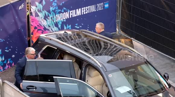 BFI London Film Festival: Daniel Craig waves to fans as he arrives on ...