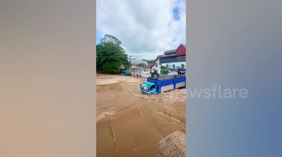 Truck battles through high floods swamping border market in Cambodia ...